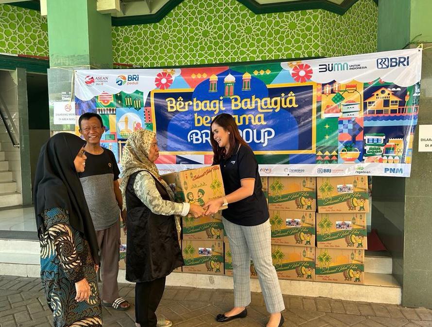 Bank Raya Bagikan 600 Paket Sembako di 7 Lokasi - SWA.co.id